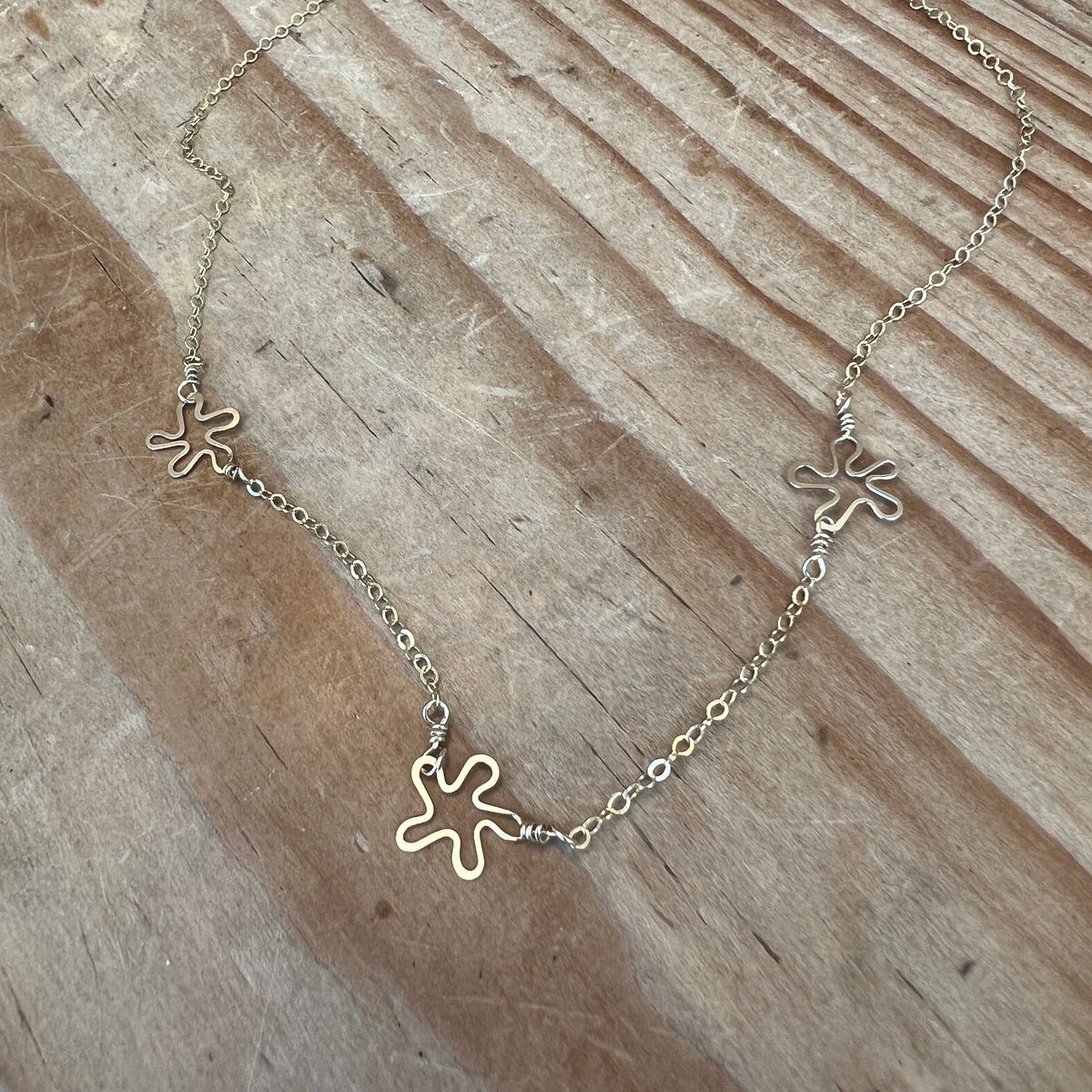 3 Small Flowers Necklace – Beth Jewelry